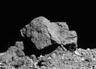 Zondas OSIRIS-REx ant asteroido Bennu rado 52 metrų uolą. O buvusi „Queen“ gitaristė įrenginio nuotraukas pavertė 3D modeliu 52332_1