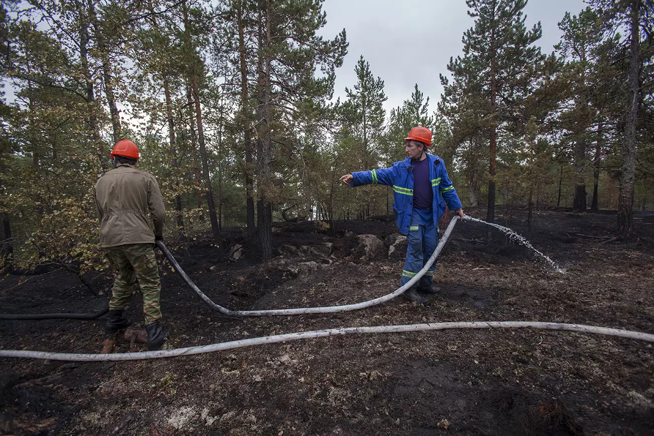 ရုရှားနိုင်ငံတွင်တောမီးလောင်ကျွမ်းမှုများ - စေတနာ့ဝန်ထမ်းများသည်အပူအစက်များဖြင့်ဂြိုလ်တုမြေပုံများပြုလုပ်ပုံ၊ သစ်ဆွေးမီးများကိုတိုက်ဖျက်ပြီးလူများကိုပညာပေးခြင်း 52354_6