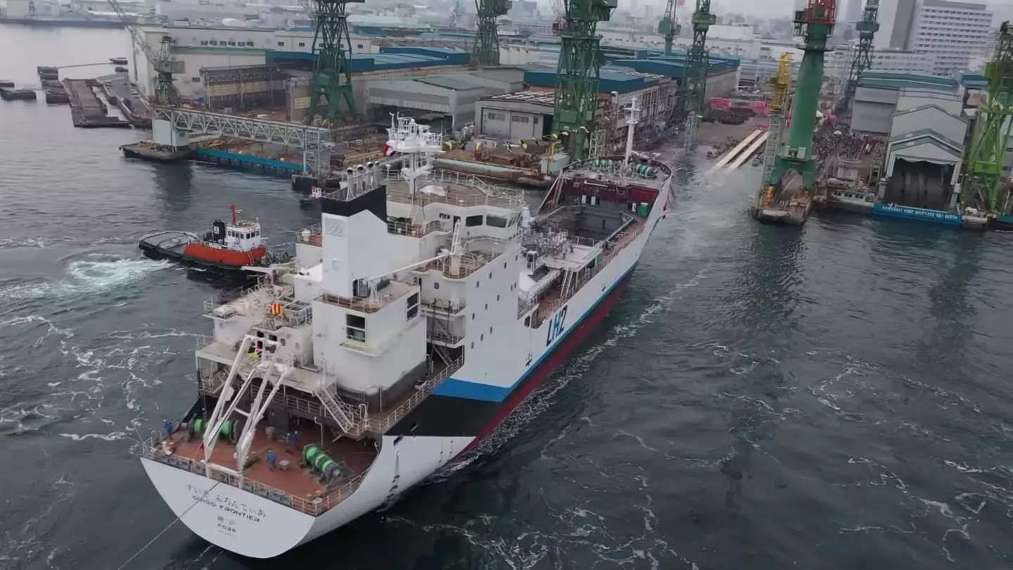 Japánban bocsátották vízre a világ első hajóját, amely folyékony hidrogént szállított 52735_1