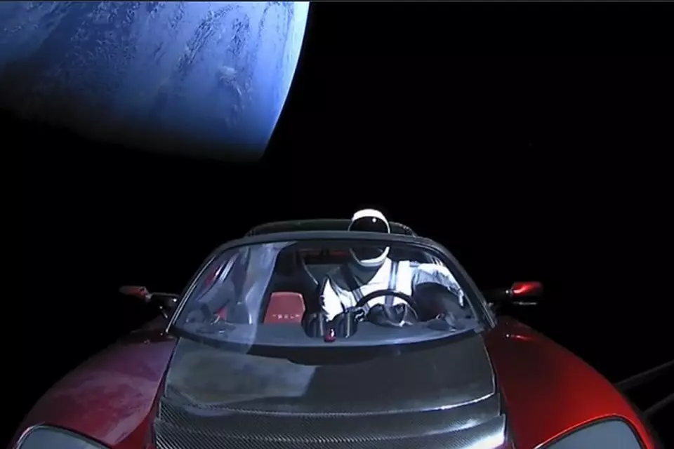 Den Tesla Roadster, deen an de Weltraum geschéckt gouf, huet 807 Millioune km ofgedeckt. Dëst ass 22 Mol méi wéi all d'Stroossen op der Äerd 53801_1