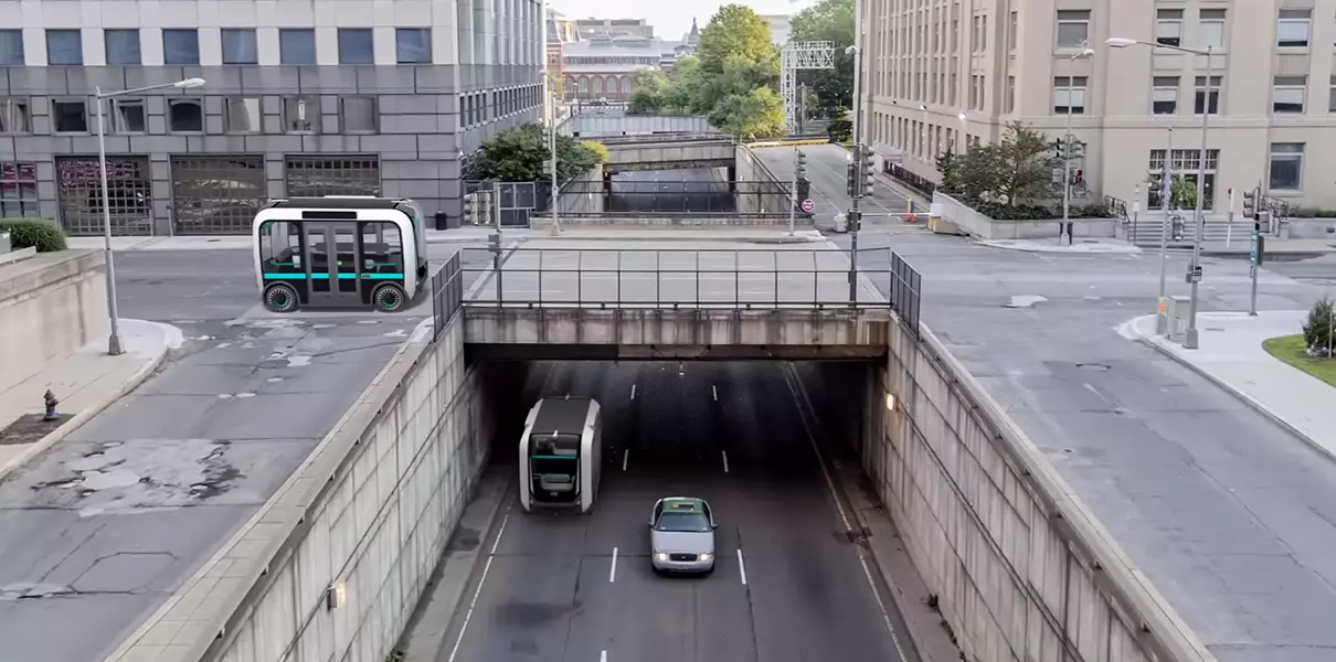 Die onbemande Mercedes -bus het 20 km langs die snelweg gery 57881_1