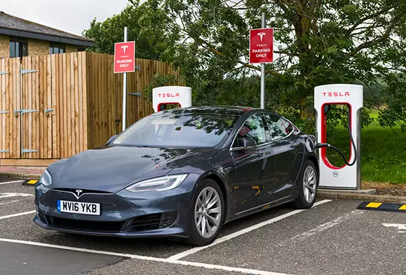 Rinne Tesla gan foireann rammed carr póilíní 58734_1