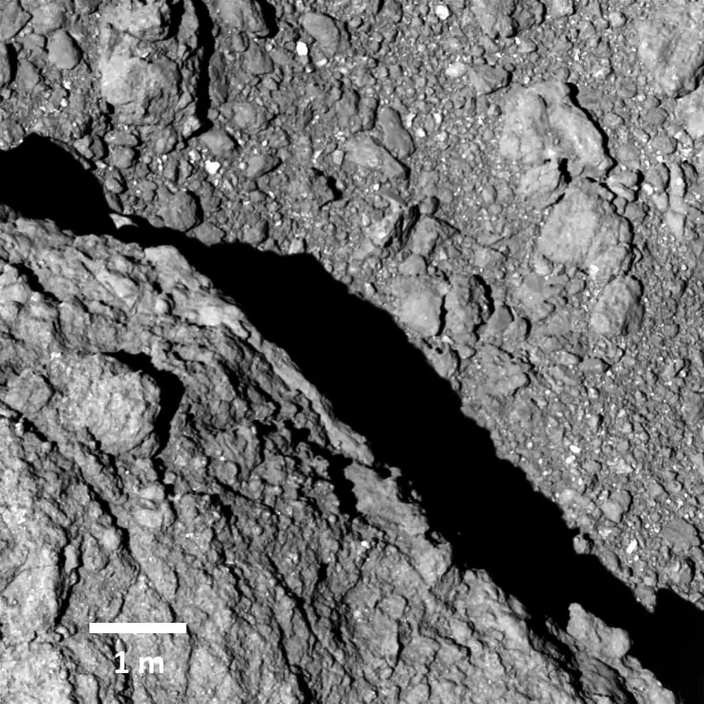 Подивіться на самий детальний знімок поверхні астероїда Рюгу 62541_1
