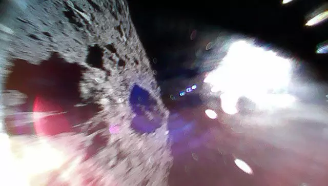 Подивіться на самий детальний знімок поверхні астероїда Рюгу 62541_2