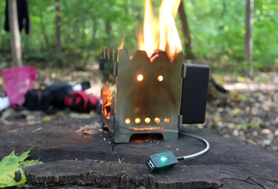 The Tengu stove quickly charges gadgets from a regular fire 64977_2