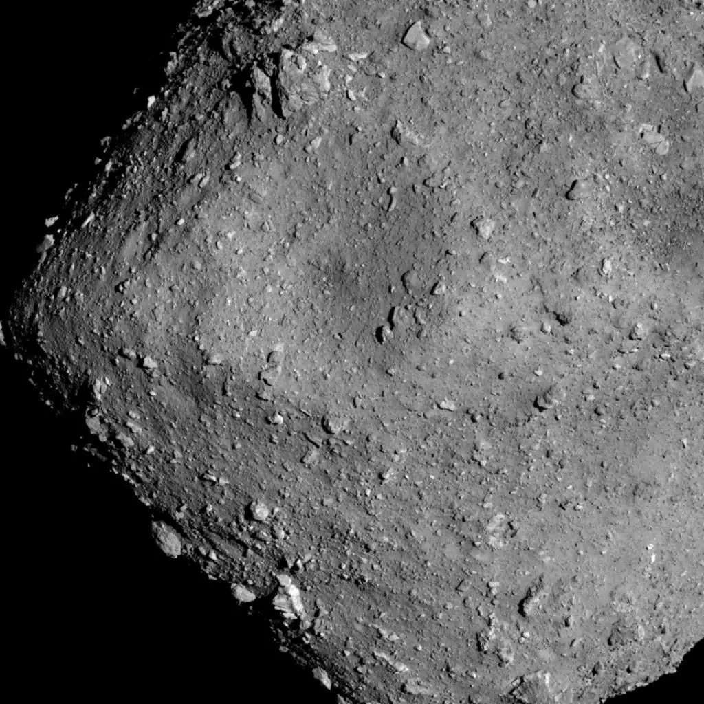 D'Uewerfläch vum Asteroid Ryugu war mat grousse Fiels bedeckt 66983_1