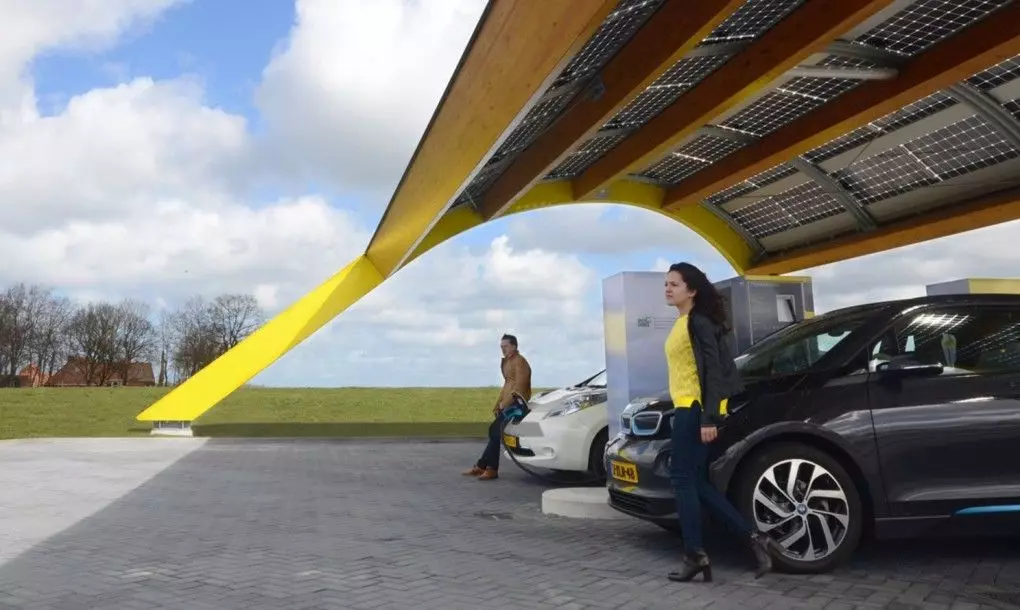 In Nederland tanken elektrische auto's bij stations op zonne-energie 68745_1