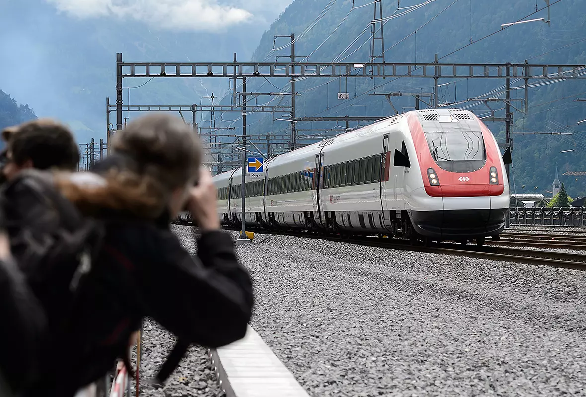 Baterijas pret iekšdedzes dzinējiem: kā attīstījās elektrisko transportlīdzekļu tirgus 2016 70067_2